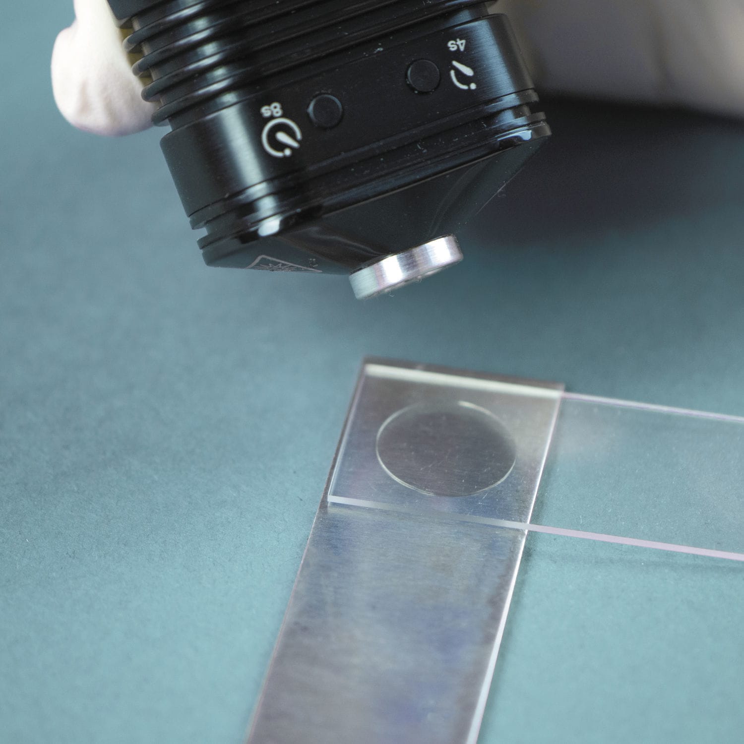 Colla di assemblaggio medicale per metallo - UV17Med - Master Bond ...